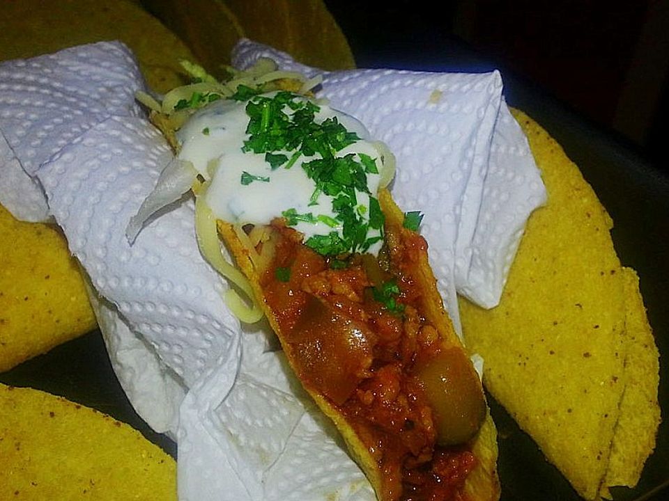 Taco Shell gefüllt mit einer Hack-Gemüse-Chili Mischung von ...