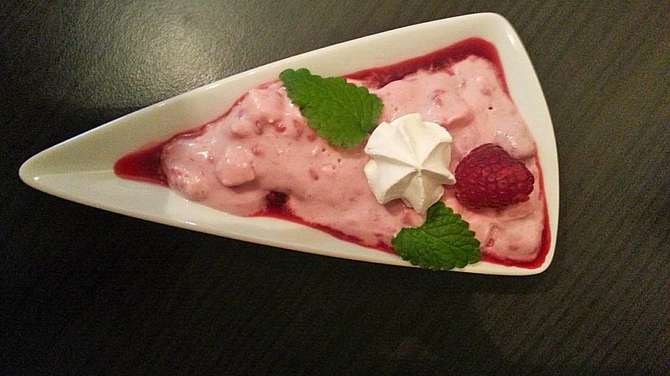 Himbeeren-Dessert mit Meringen von feinundlecker