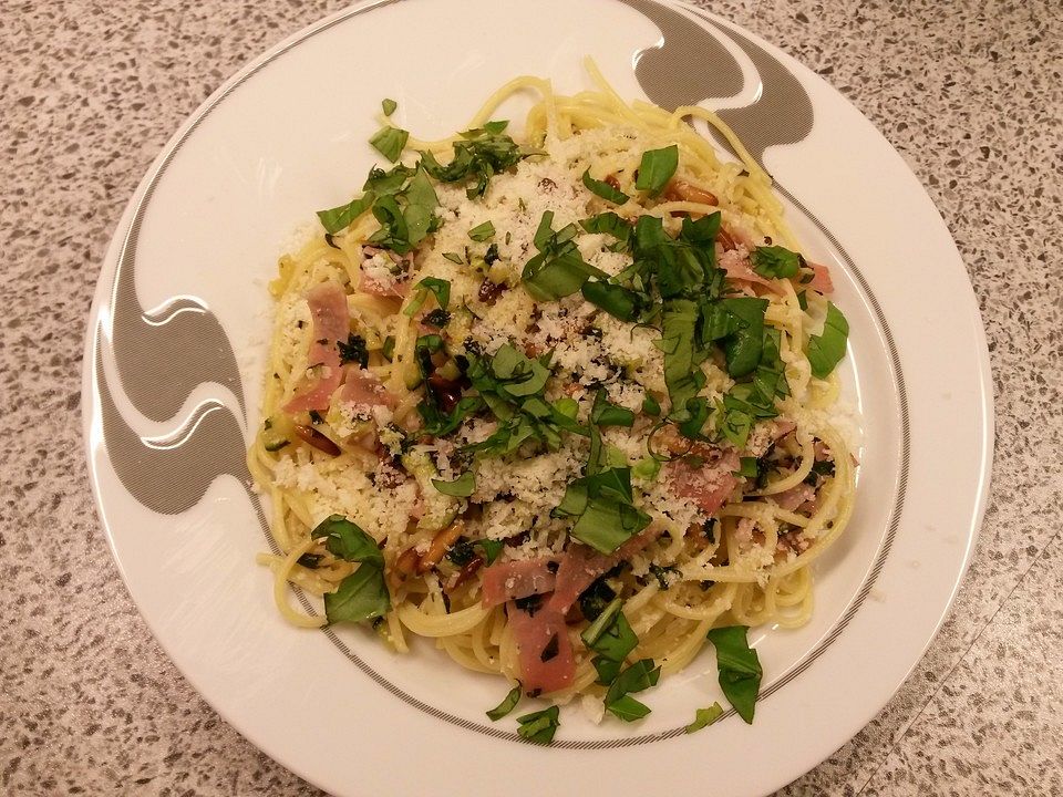 Spaghetti mit Zucchini-Basilikum-Sauce von Frosch-Mama| Chefkoch