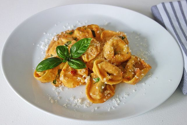 Tortellini (oder Ravioli) an Paprikarahmsauce von heifin| Chefkoch