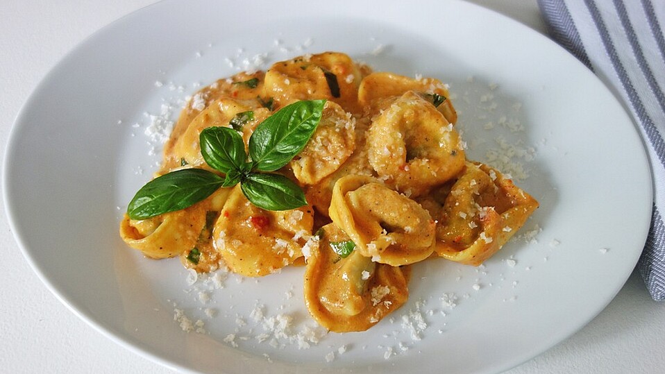 Tortellini oder Ravioli an Paprikarahmsauce von heifin