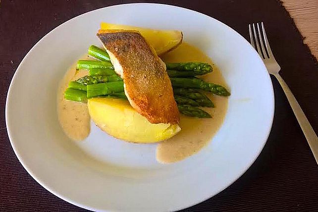 Zanderfilet auf grünem Spargel mit Koriander-Kurkuma Soße von Rucksack ...