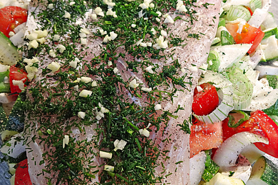 Victoriaseebarsch-Filet auf Gemüsebett von CreativeCookee