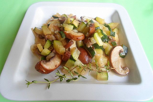 Zucchini-Champignons in Mozzarella-Sojasahnesauce von MissLexi