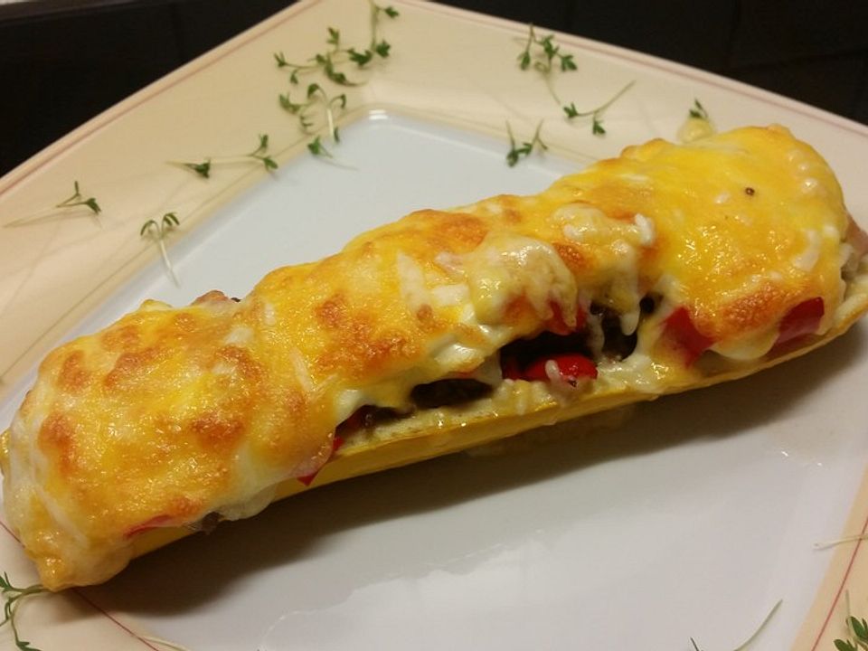 Gefüllte Zucchini mit Gehacktem, Paprika und Käse von VanniUndAndi ...