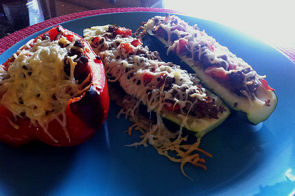 Gefüllte Zucchini mit Gehacktem, Paprika und Käse von VanniUndAndi