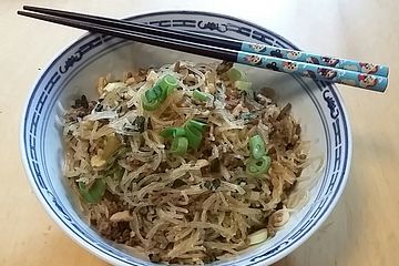 Asiatische Glasnudeln mit Hackfleisch und Kräutern von McMoe| Chefkoch