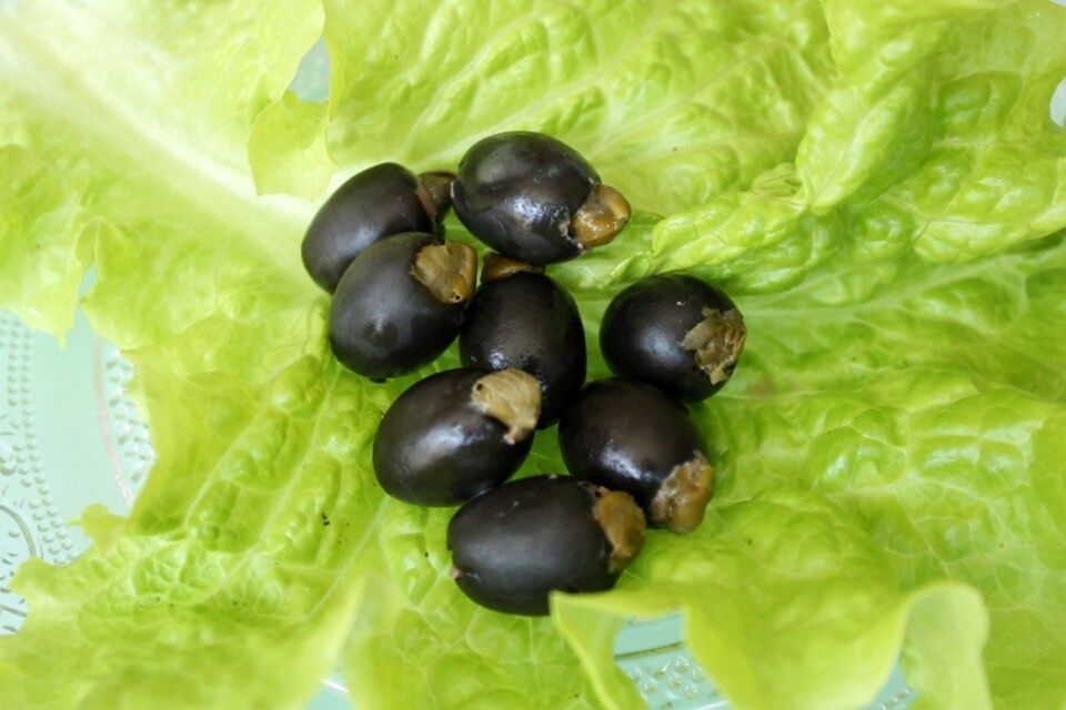 Schwarze Oliven mit Sardellenpaste und Kapern von Joe_Chip