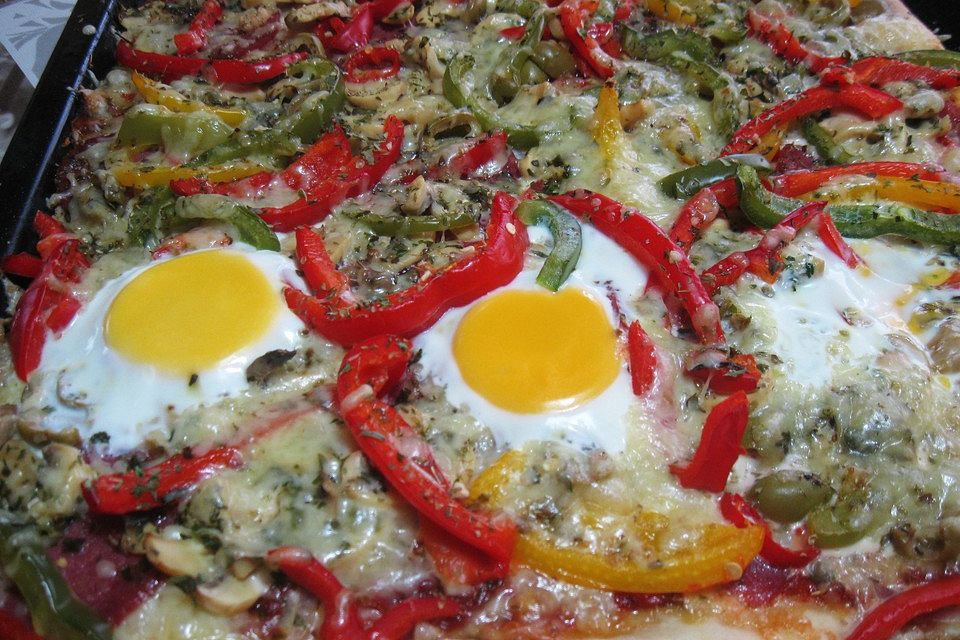Pizza mit Spiegelei von sylviahochscheid