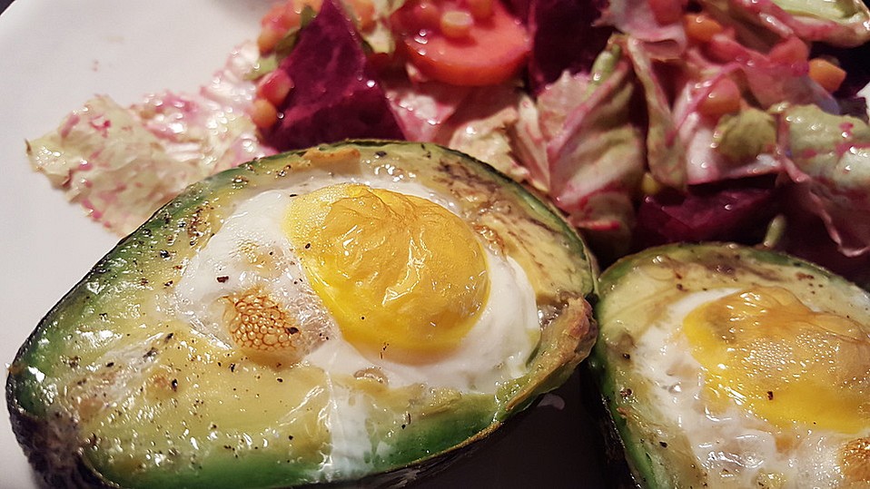 Avocado mit Ei aus dem Backofen von ars_vivendi