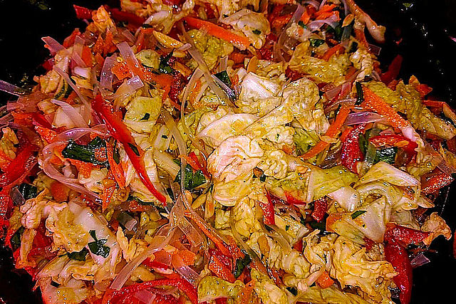 Bunter YumYum-Salat mit Reisnudeln von Reyoma