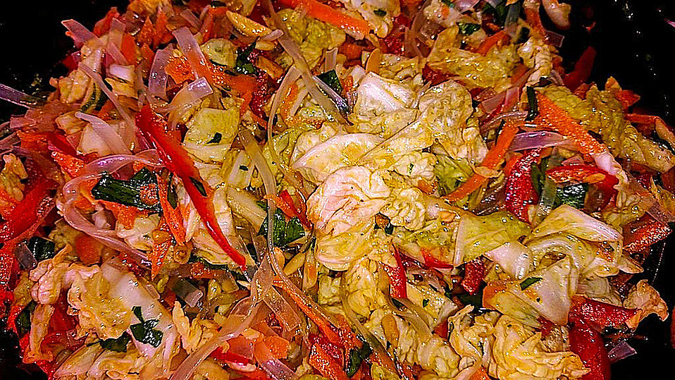 Bunter YumYum-Salat mit Reisnudeln von Reyoma