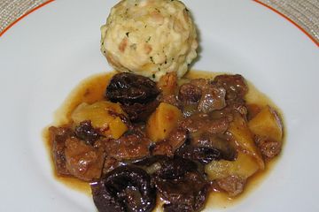 Gulasch mit Pflaumen und Äpfeln nach Uromas Art von gabriele9272| Chefkoch