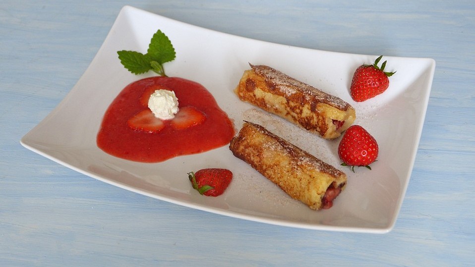 Armer Ritter gerollt mit Erdbeeren von jalta