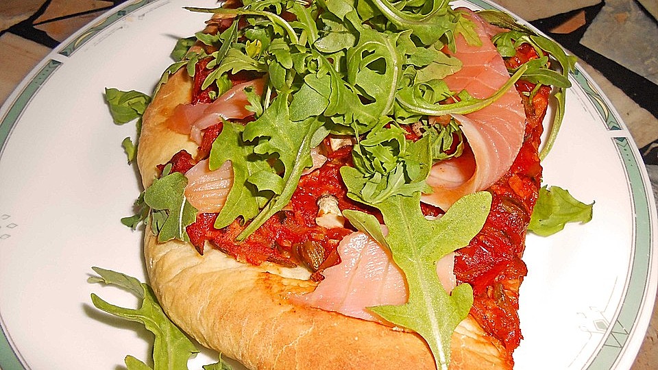 Pizza mit fluffigem Teig von Surayyah