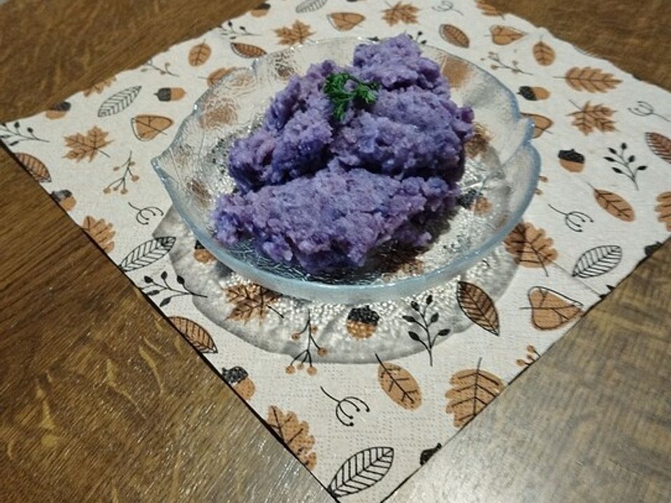 Kartoffelbrei "Blauer Schwede" mit karamellisierten Zwiebeln von ...