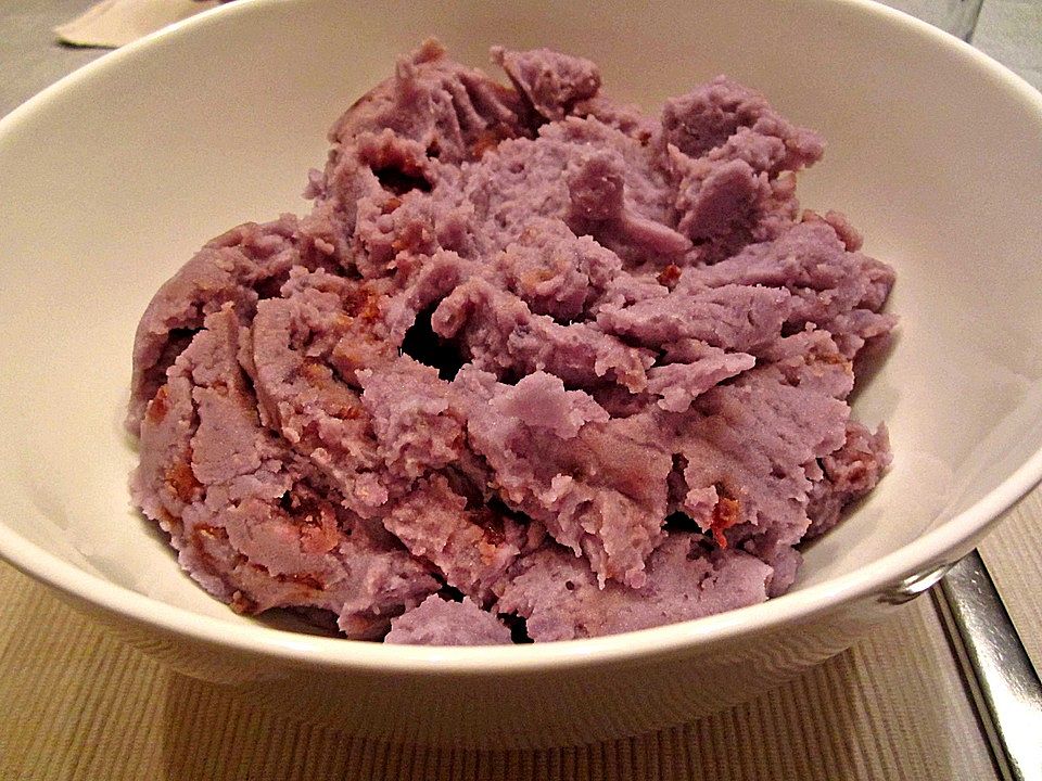 Kartoffelbrei "Blauer Schwede" mit karamellisierten Zwiebeln von ...