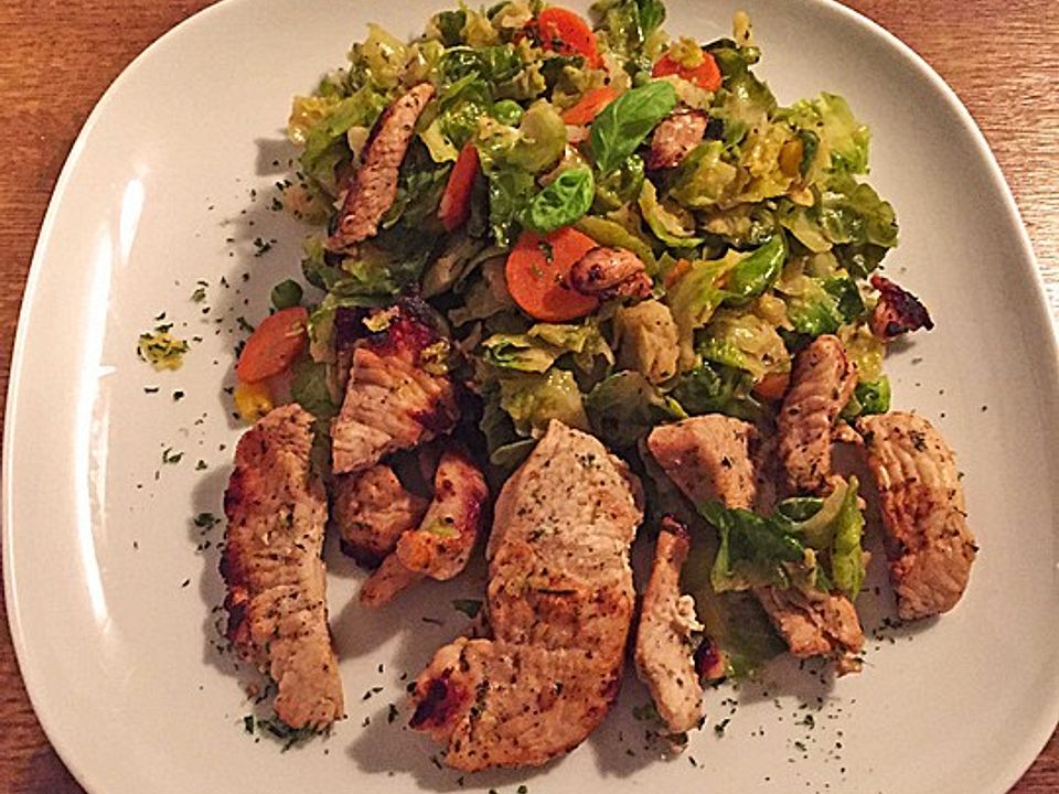 Rosenkohlpfanne mit Putenbrust von Kiraja| Chefkoch