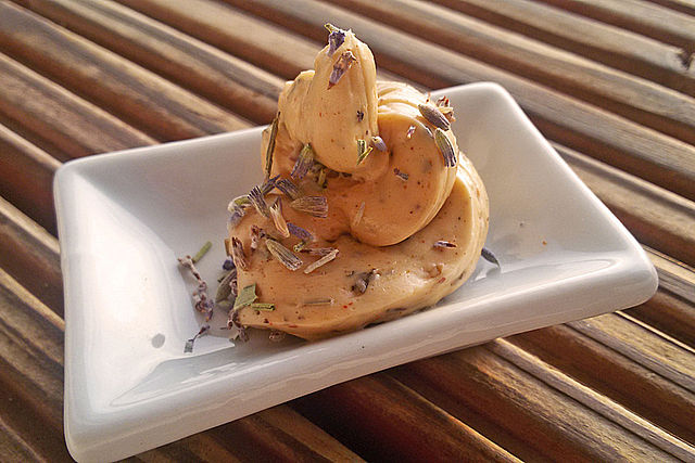 Lavendel-Kräuterbutter mit Honig und Balsamicocreme von bahgira
