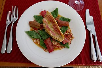 Konfiertes Rotbarbenfilet an Orangensauce mit karamellisiertem ...