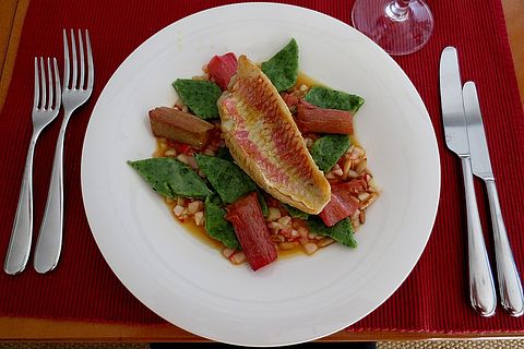 Konfiertes Rotbarbenfilet an Orangensauce mit karamellisiertem ...
