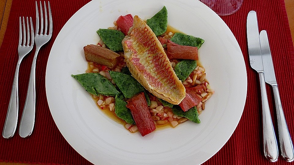Konfiertes Rotbarbenfilet an Orangensauce mit karamellisiertem ...