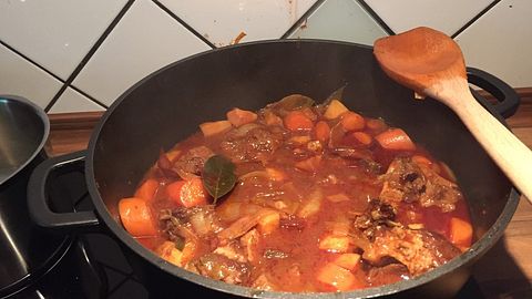 Bratensauce / Bratenfond-Basis aus Fleischknochen von ...