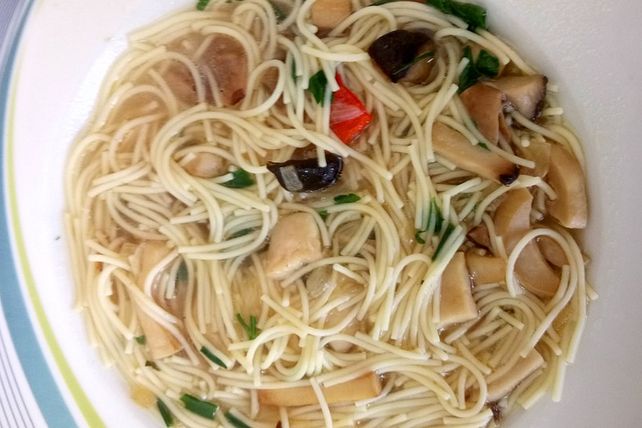 Russische Steinpilzsuppe mit Fadennudeln von Poeche| Chefkoch
