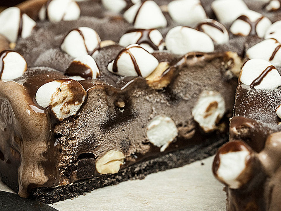 Schokofudge-Marshmallow-Eiskuchen mit Oreo-Keksboden von yasiliciousDE ...