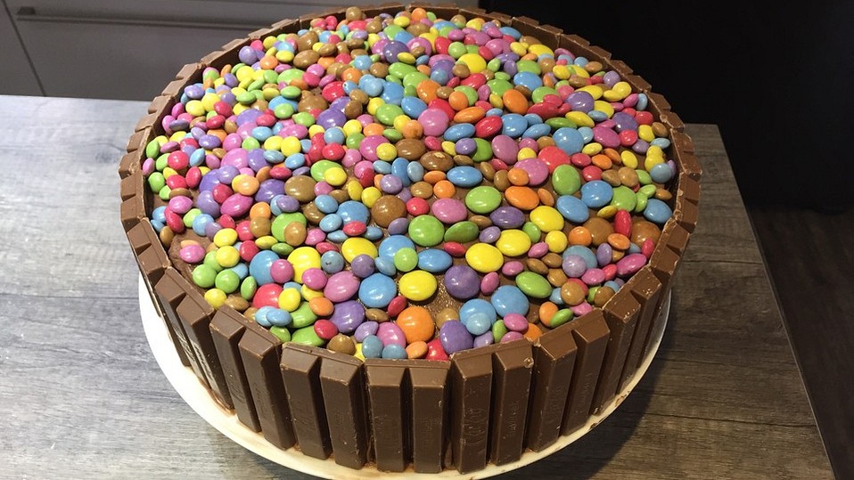 KitKat-Torte mit bunten Smarties von Mysecretin