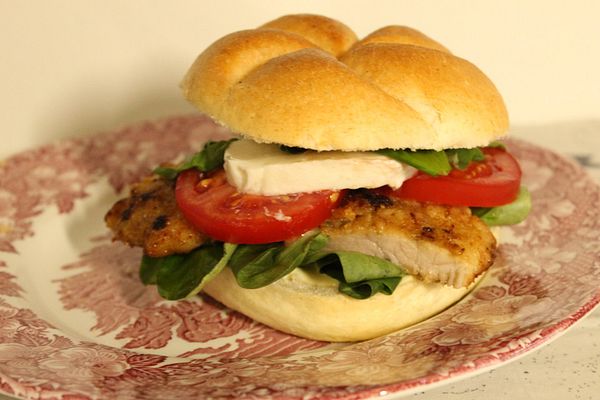 Schnitzelbrötchen "Caprese" mit Honig-Senf-Frischkäse von Sarue | Chefkoch