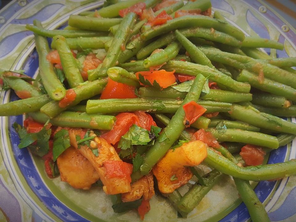 Bohnen mit Pfifferlingen und Tomaten von Nearlyheadlessnick| Chefkoch