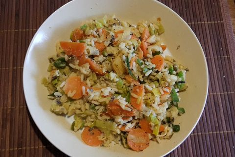 Gebratener Reis mit Lauch, Karotten und Curry von Perroquet