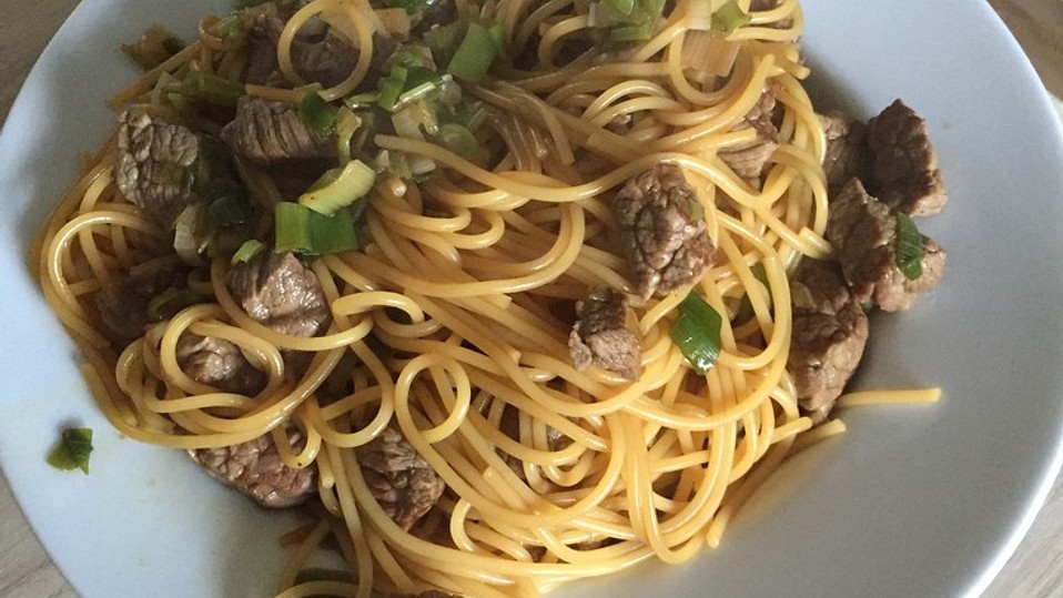 Pasta mit Rindfleisch in Sojasoße geschwenkt von MrT89