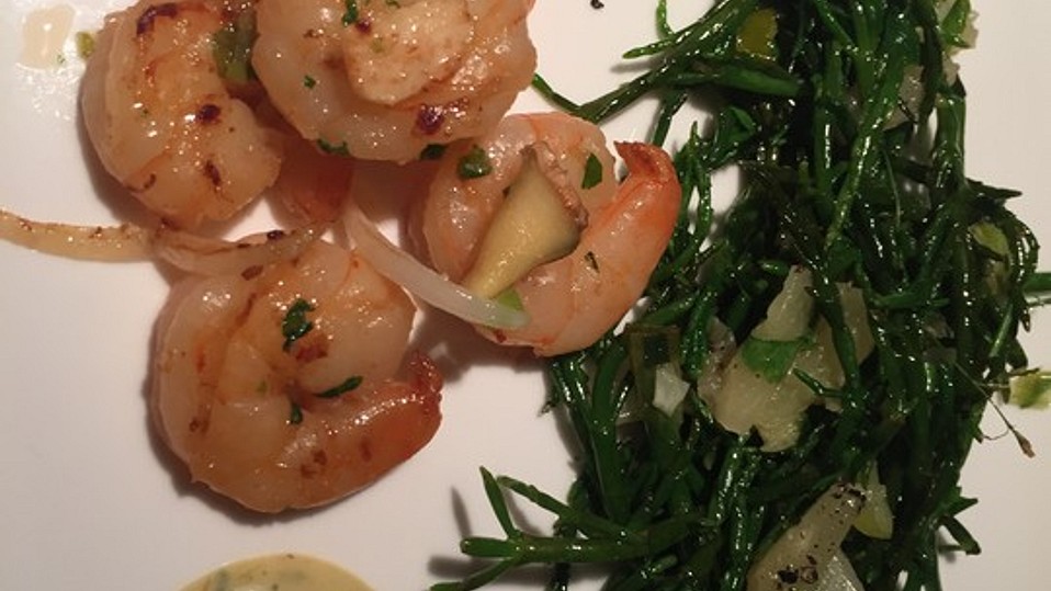 Nordsee-Queller als lauwarmer und fruchtiger Salat mit Ananas und Gurke ...