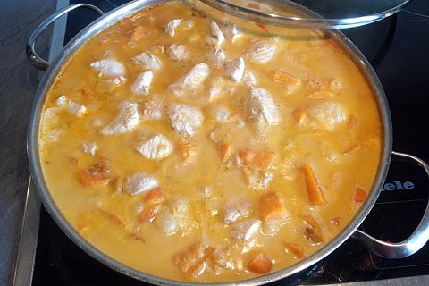 Kokos-Currysuppe mit Huhn, Gemüse und roten Linsen von gax
