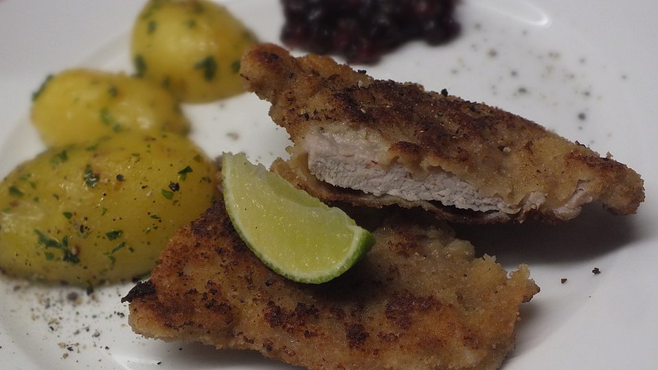 Wiener Schnitzel mit Petersilienkartoffeln und Preiselbeeren von geISLE