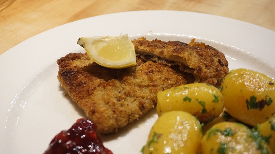 Wiener Schnitzel mit Petersilienkartoffeln und Preiselbeeren von geISLE