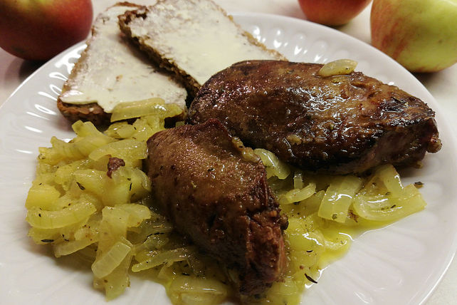 Gebratene Entenleber und Entenherzen mit Apfel- und Zwiebelringen von ...