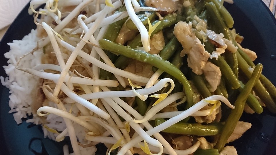 Gebratene grüne Bohnen mit Shiitake-Pilzen und Hähnchenfleisch von ars ...