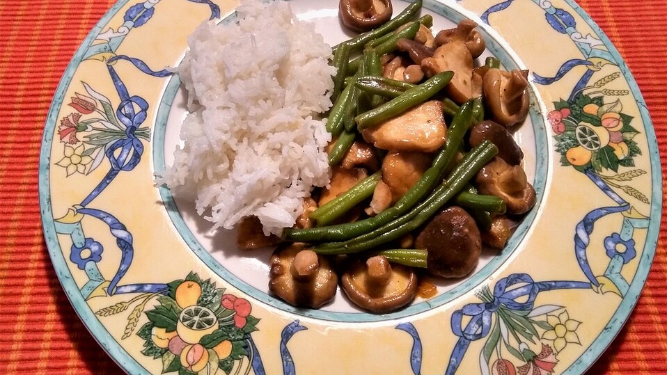 Gebratene grüne Bohnen mit Shiitake-Pilzen und Hähnchenfleisch von ars ...