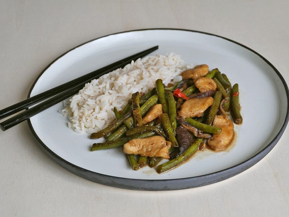 Gebratene grüne Bohnen mit Shiitake-Pilzen und Hähnchenfleisch von ars ...