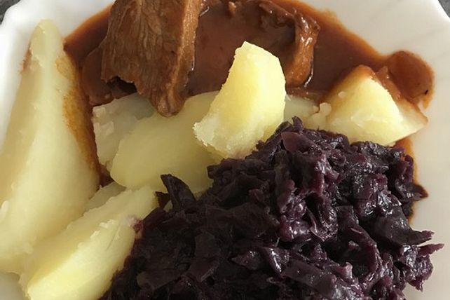 Schweinebraten mit Rotkohl und Knödeln von Akithedevil| Chefkoch