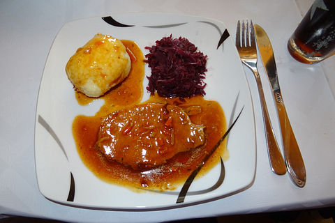 Schweinebraten mit Rotkohl und Knödeln von Akithedevil| Chefkoch