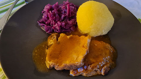Schweinebraten mit Rotkohl und Knödeln von Akithedevil