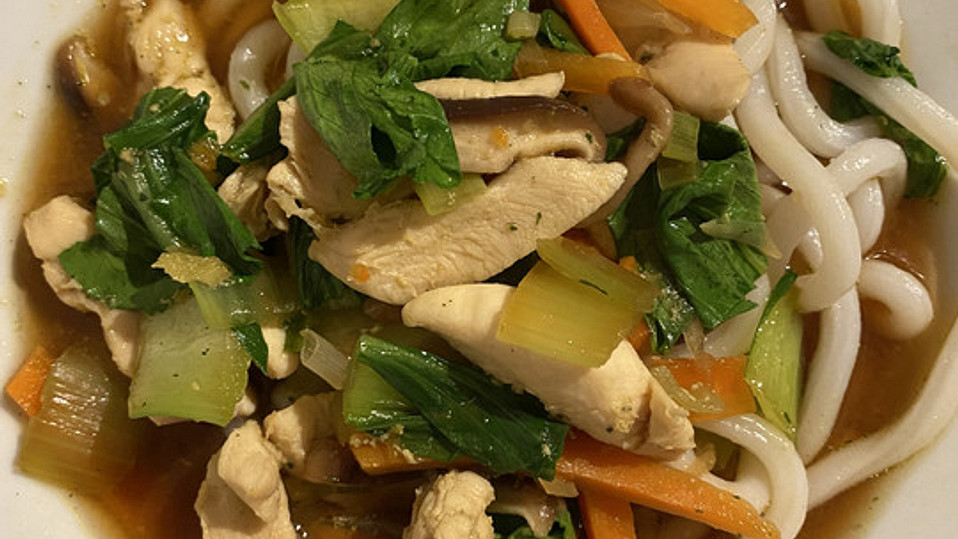 Udon-Nudel-Suppe mit Hähnchenfleisch, Shiitake, Pak Choi und Möhren von ...