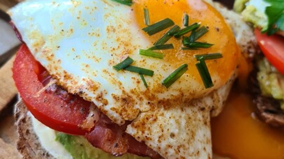 Spiegelei mit Avocado, Tomaten und Bacon von ars_vivendi