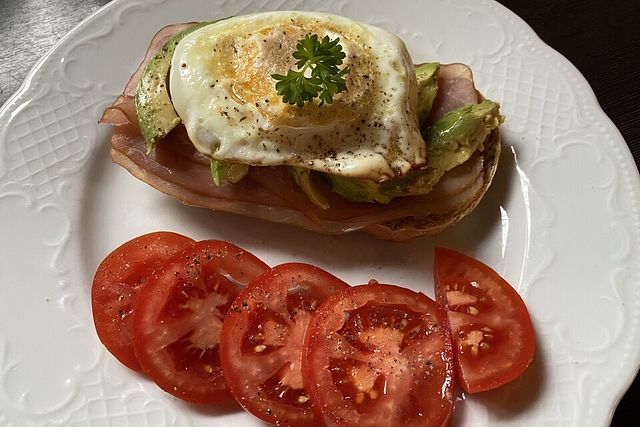Spiegelei mit Avocado, Tomaten und Bacon von ars_vivendi