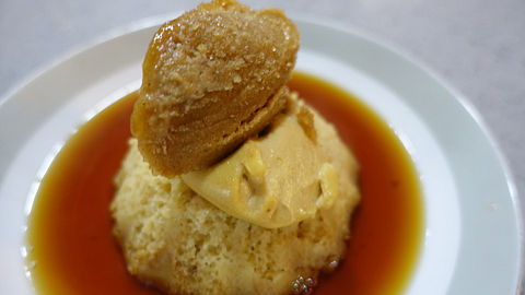 Muscovado-Savarin in Espresso, Kardamomcreme und Mangosorbet mit ...