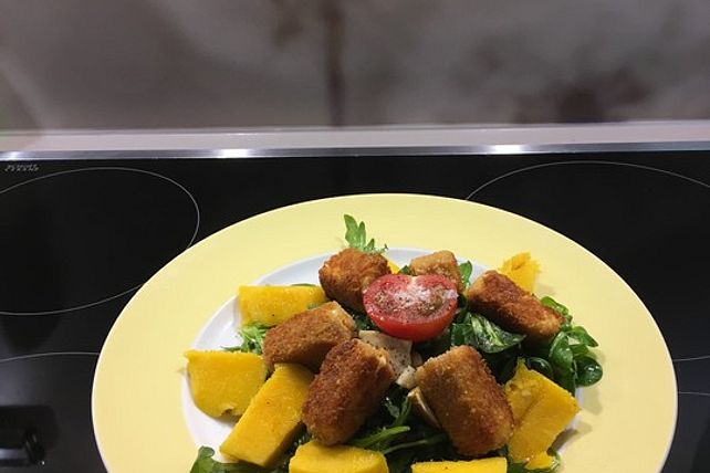 Panierte Feta-Sticks mit Feldsalat, Rucola, braunen Pilzen, Schalotten ...